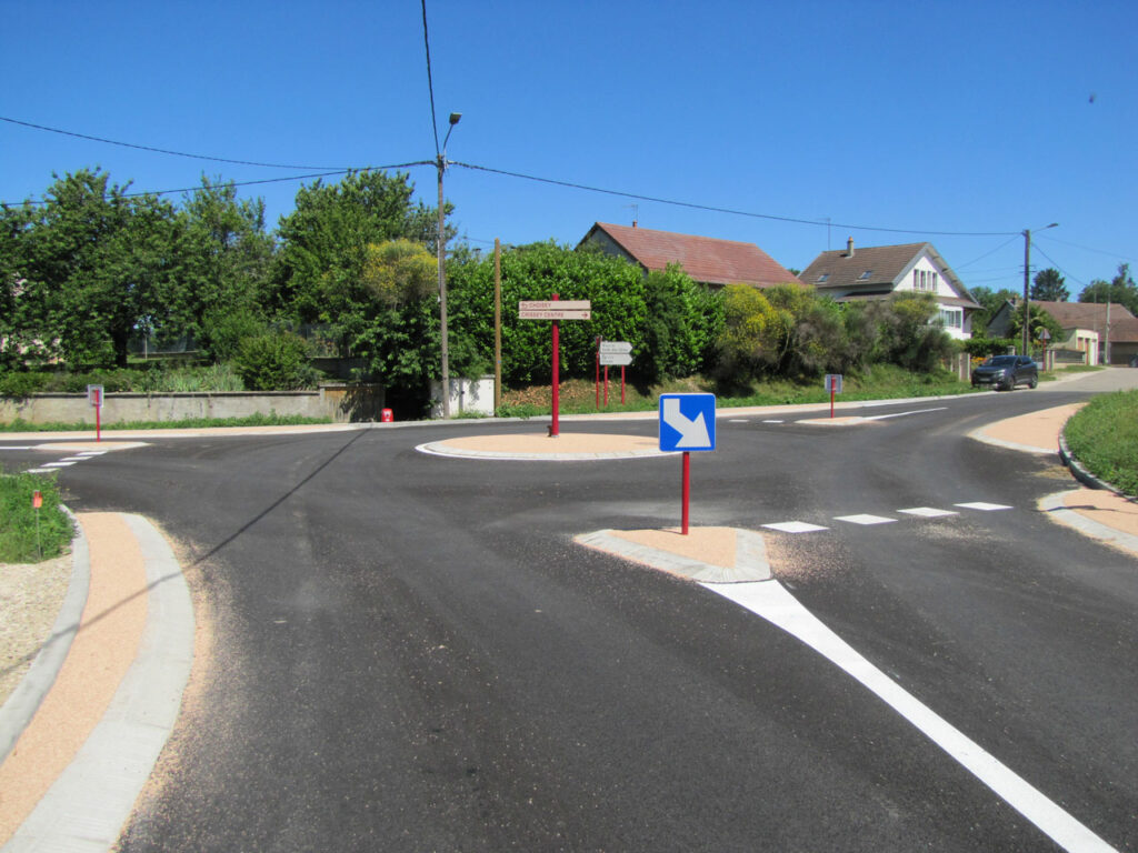 Mini giratoire et la chaussée de la rue Haute – Commune de Crissey